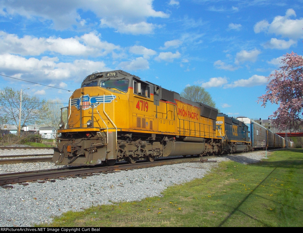 UP 4719 and CSX 8066